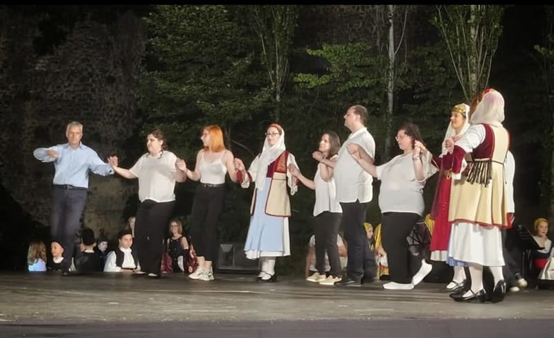 Ετήσια παράσταση του τμήματος παραδοσιακών χορών του Δήμου Ιωαννιτών ...